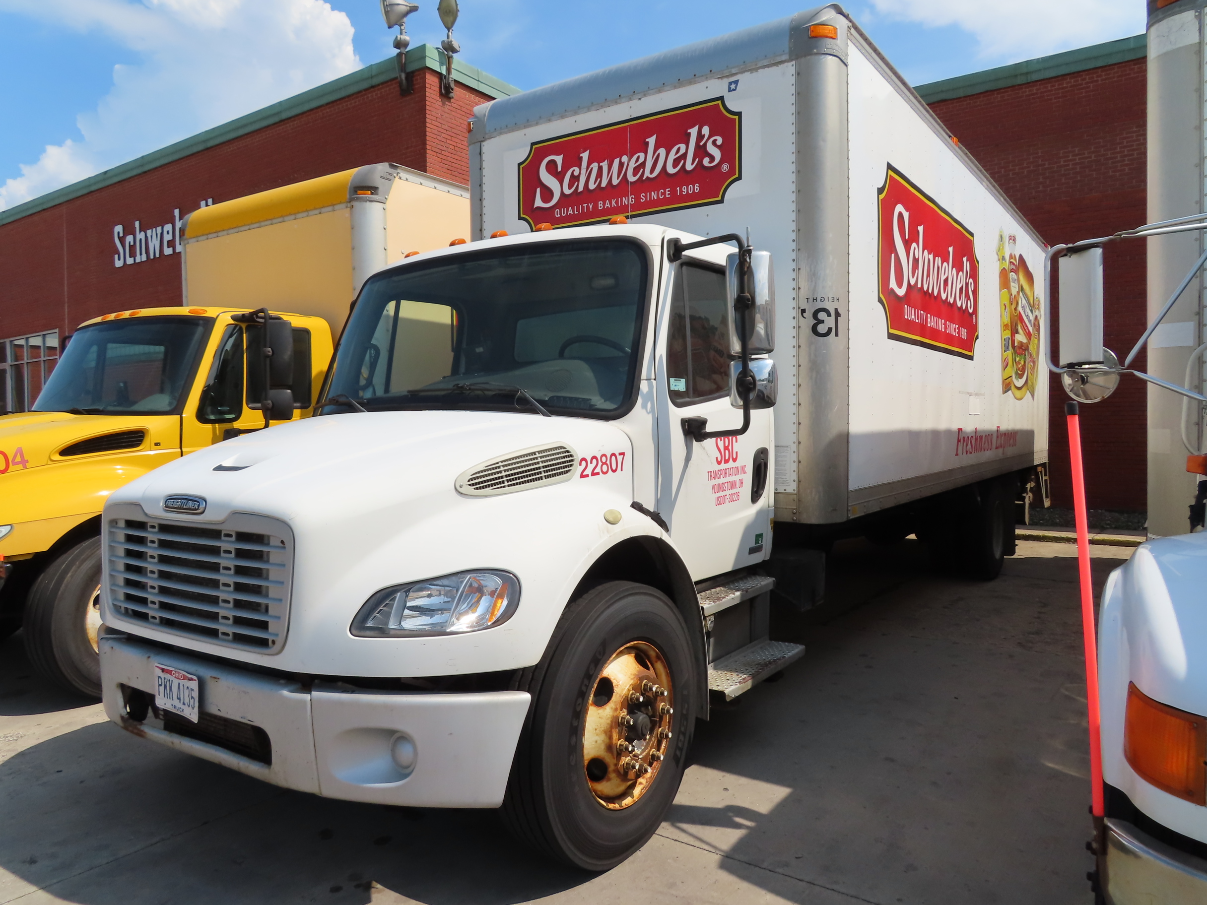 2007 Freightliner 26' Bobtail Truck, 1 axle, VIN: 1FVACWDC17HY46396 ...