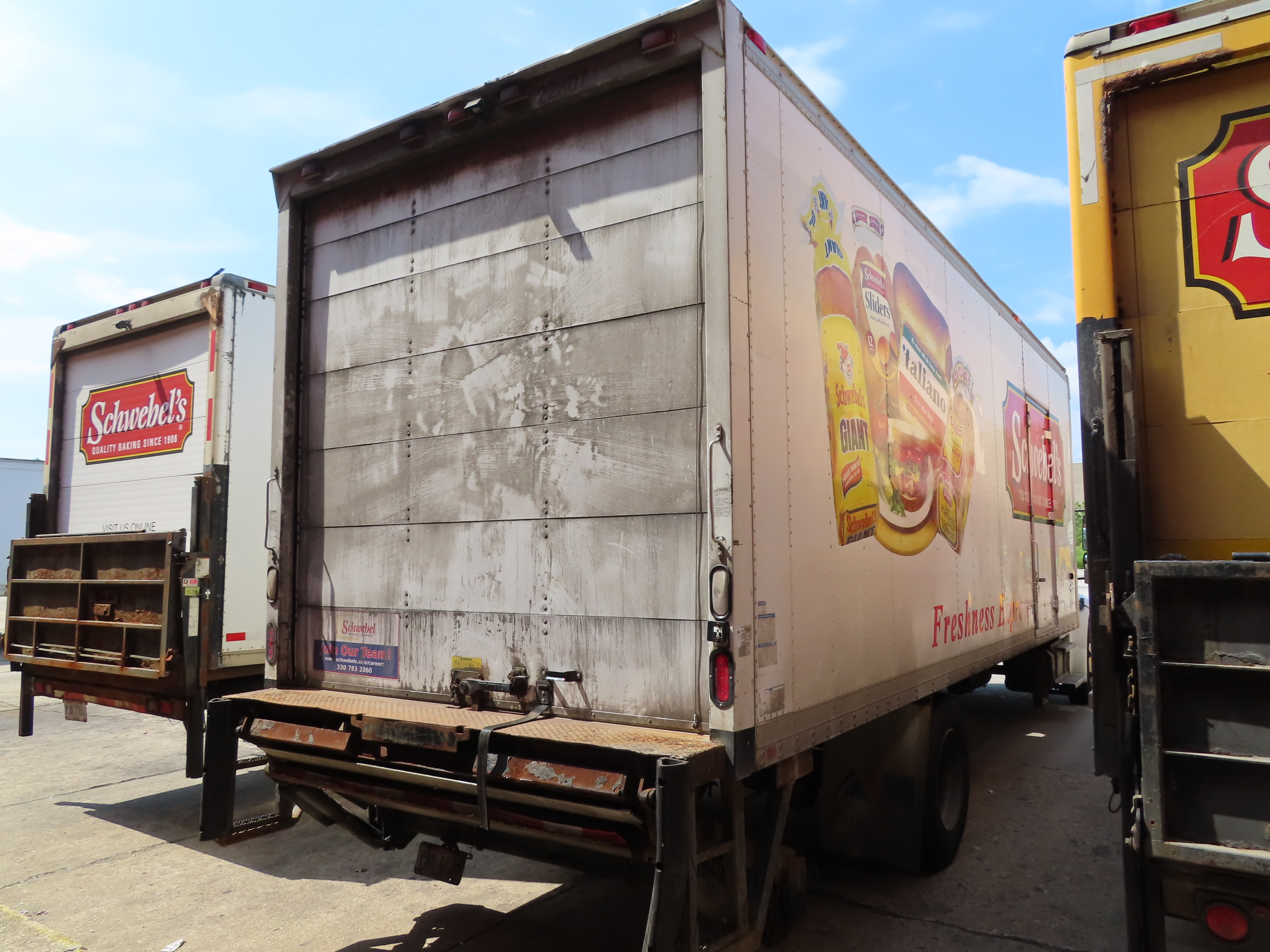 2007 Freightliner 26' Bobtail Truck, 1 axle, VIN: 1FVACWDC17HY46396 ...