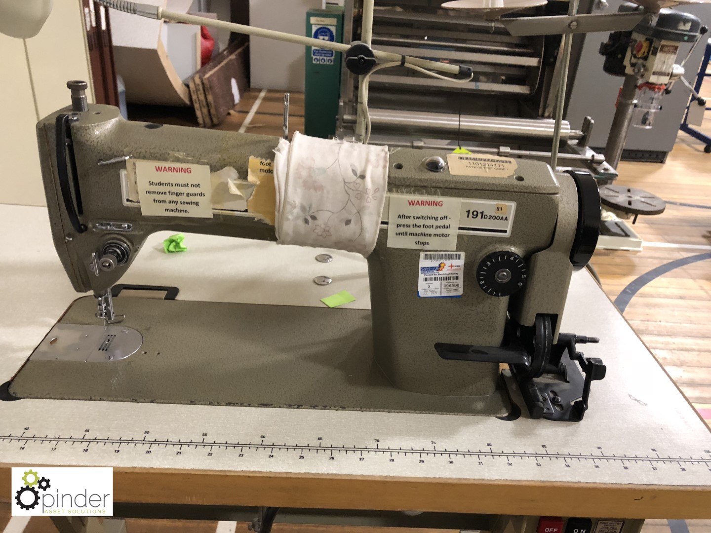 Singer 191 D200AA Flatbed Sewing Machine, 240volts (located in ...