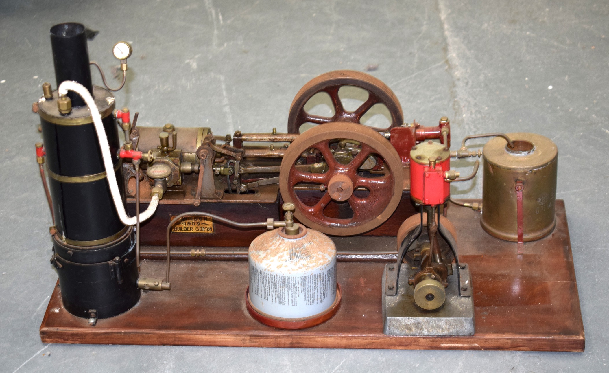 AN EARLY 20TH CENTURY MODEL STEAM PUMP ENGINE. 67 cm x 37 cm.
