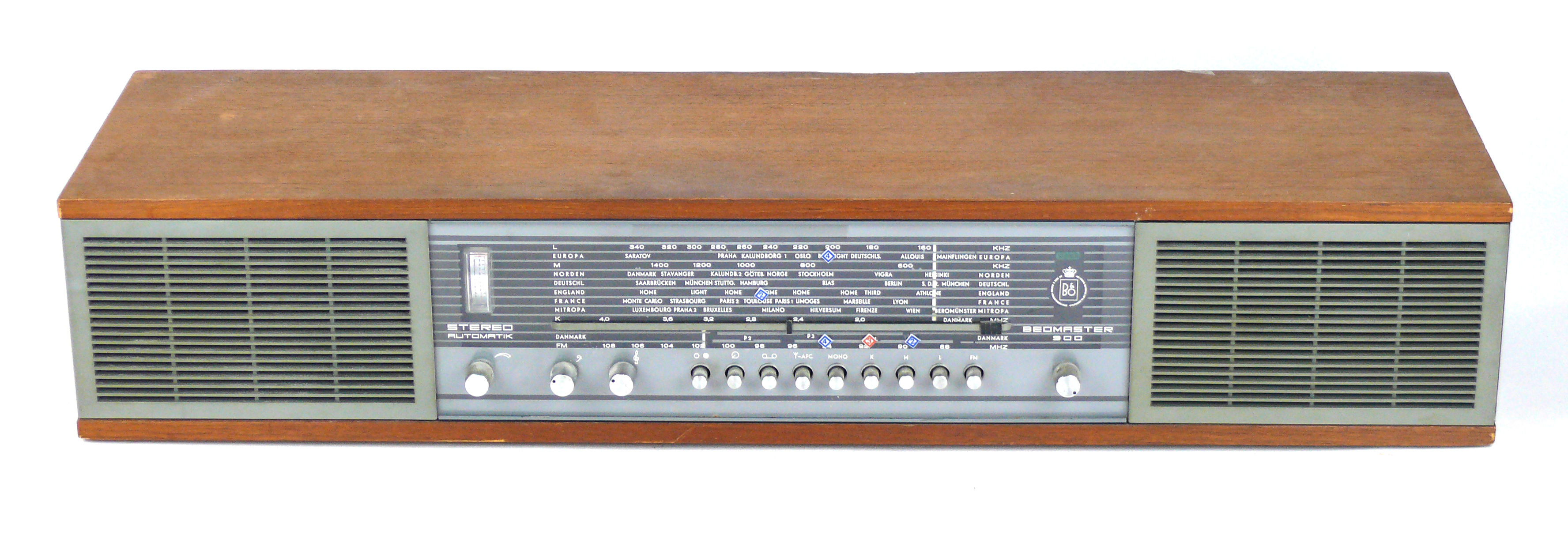 A Bang & Olufsen Beomaster 900K radio Teak case bookshelf unit with two ...