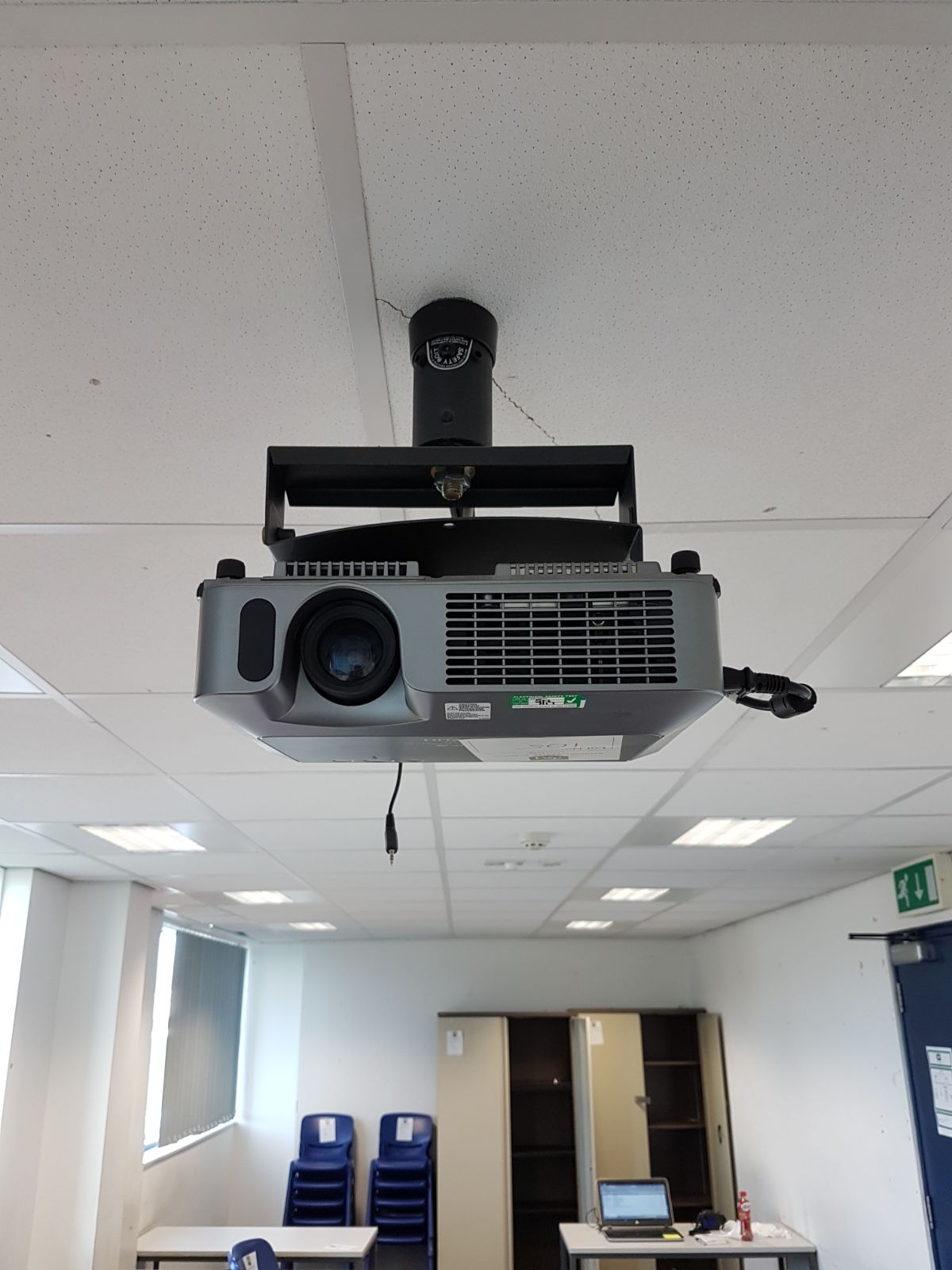 Ceiling Mounted Hitachi Multimedia LCD Projector WLCA 25 Appraisal ...