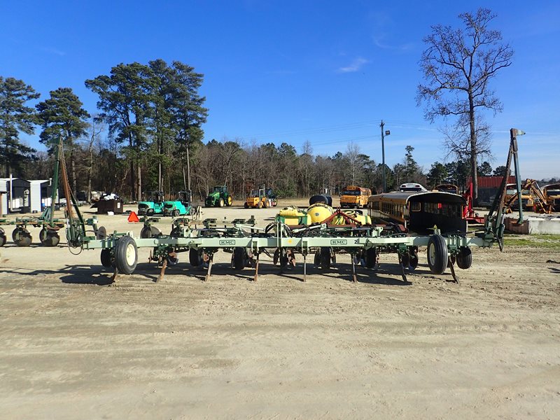 KMC 8 row ripper bedder auto reset, markers, 40"