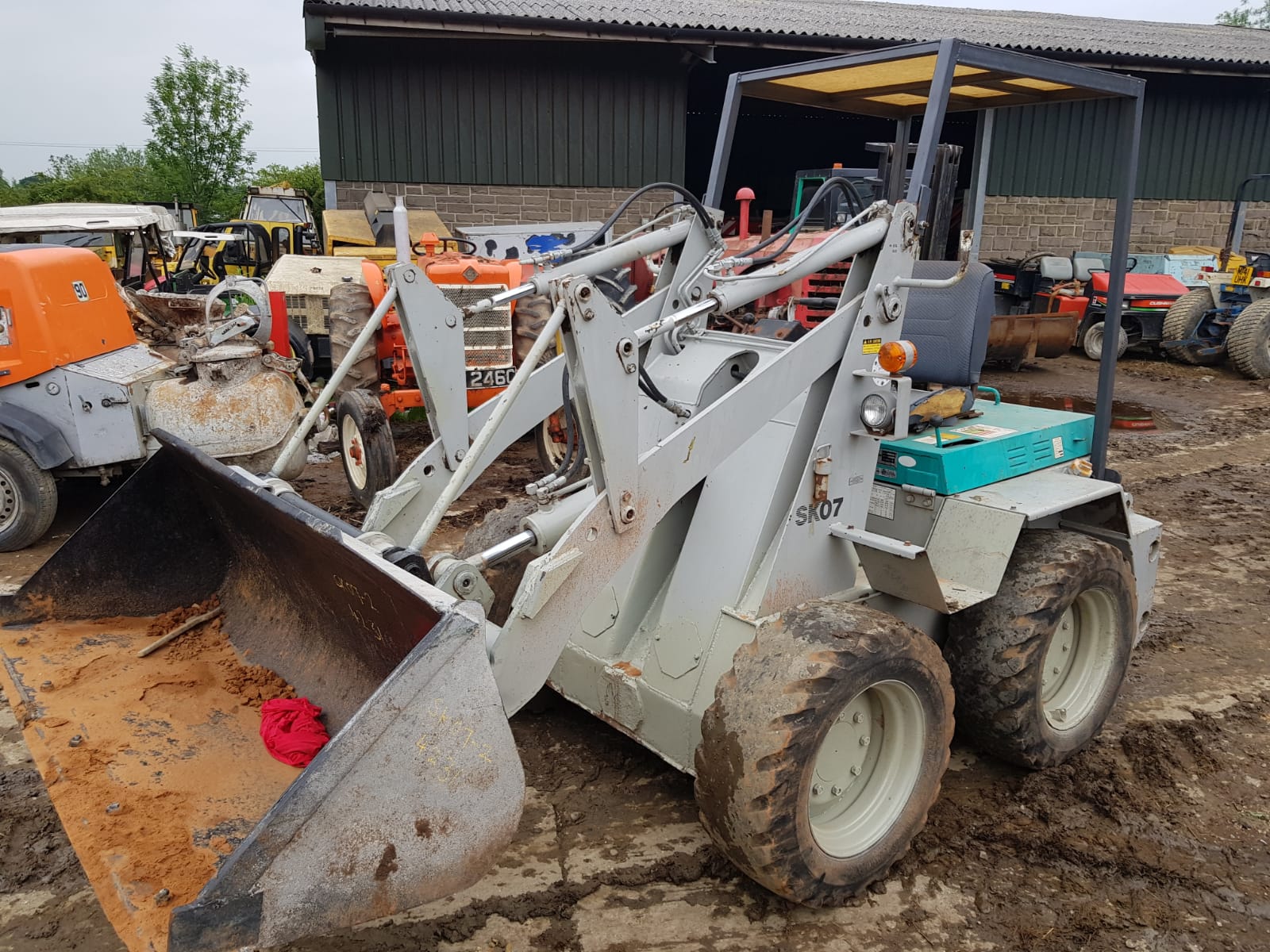 DS - KOMATSU SK07 LOADING SHOVEL, STARTS, DRIVES AND LIFTS SKID STEER ...