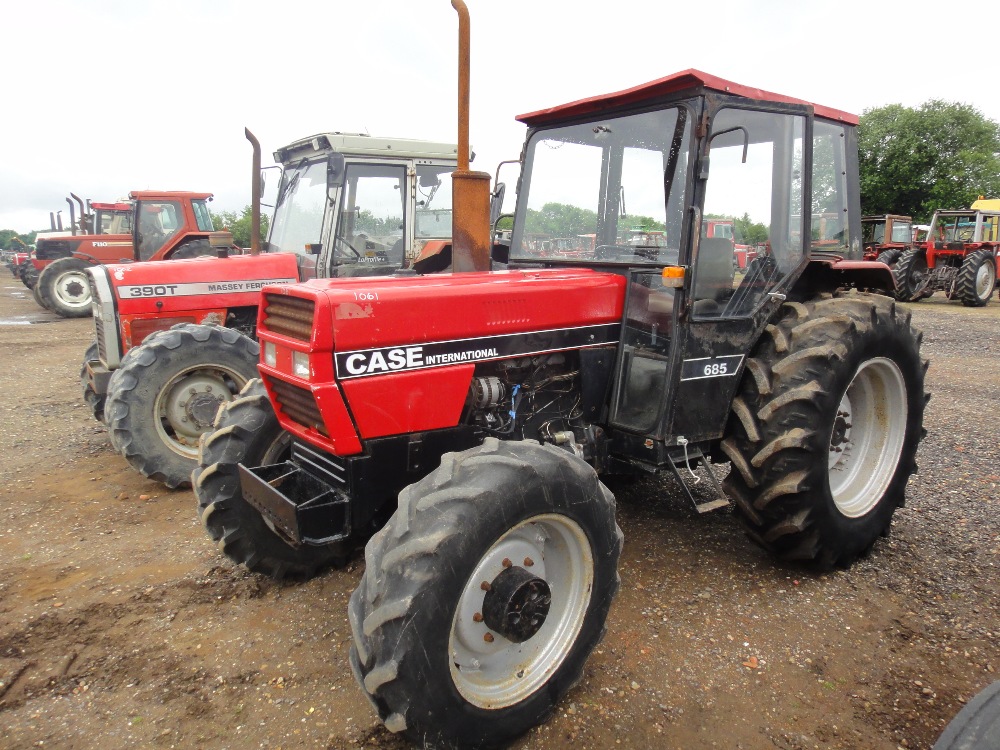 CASE INTERNATIONAL 685 4WD TRACTOR with LP Cab & Shuttle Box. E146 UEJ ...