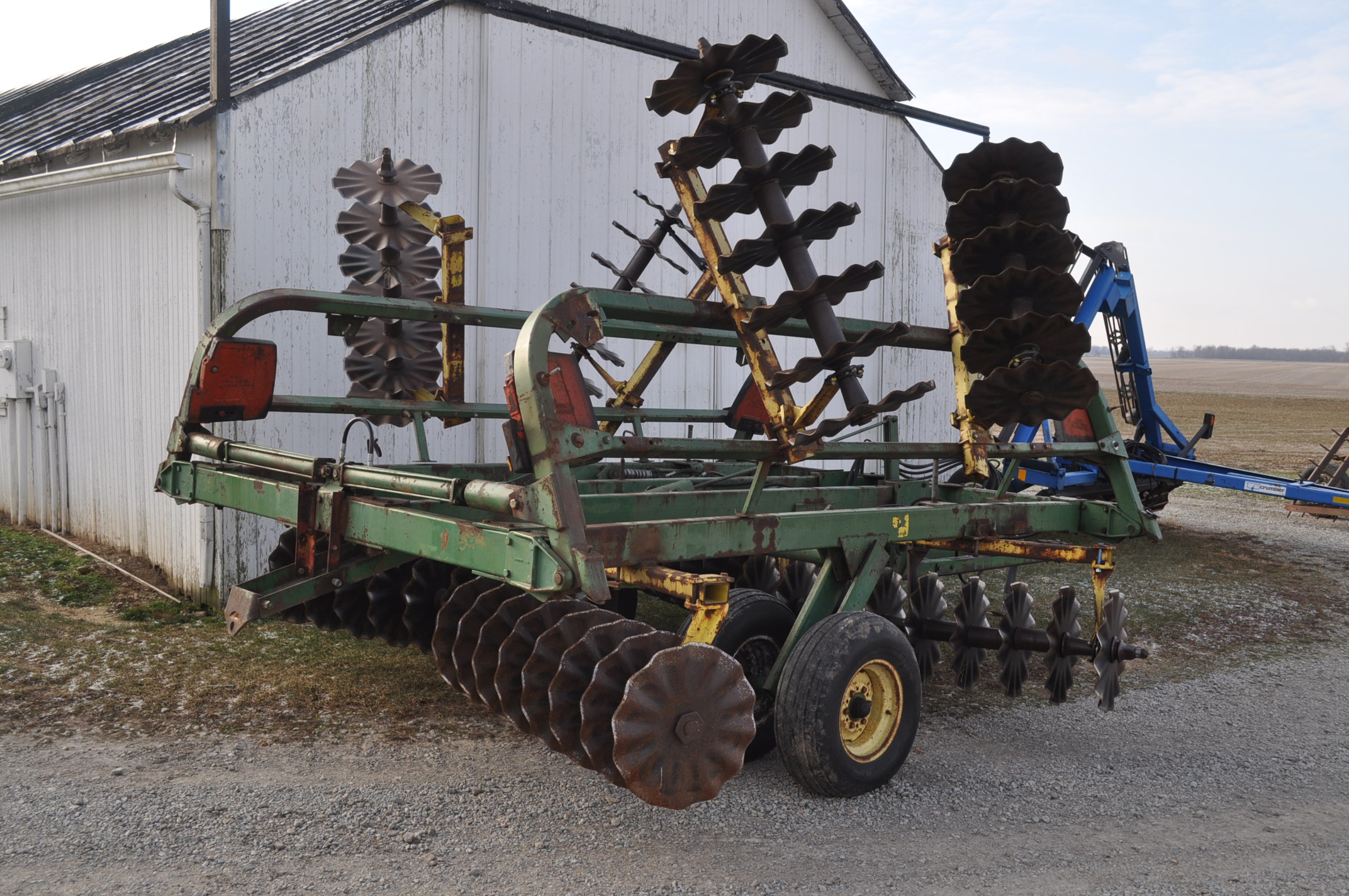 John Deere disk, 20', Hyd fold, vertical tillage blades,