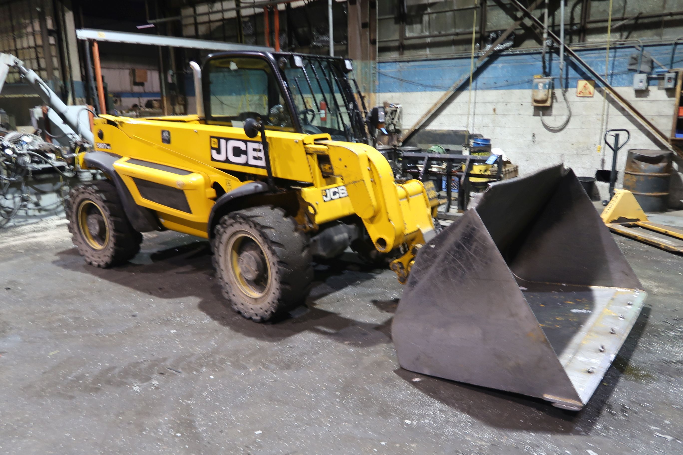 6,000 LB. JCB MODEL 527-55 LOADALL TELESCOPING FORKLIFT; S/N 1419085 ...