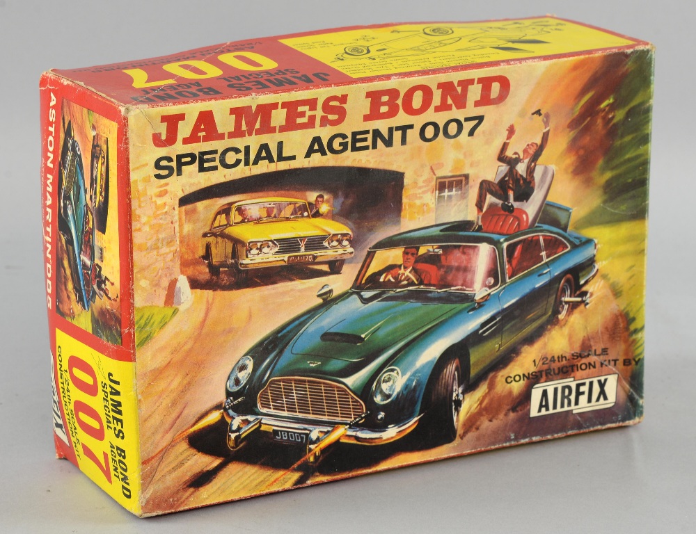 James Bond - Airfix Special Agent 007 Aston Martin DB5 1:24 scale ...