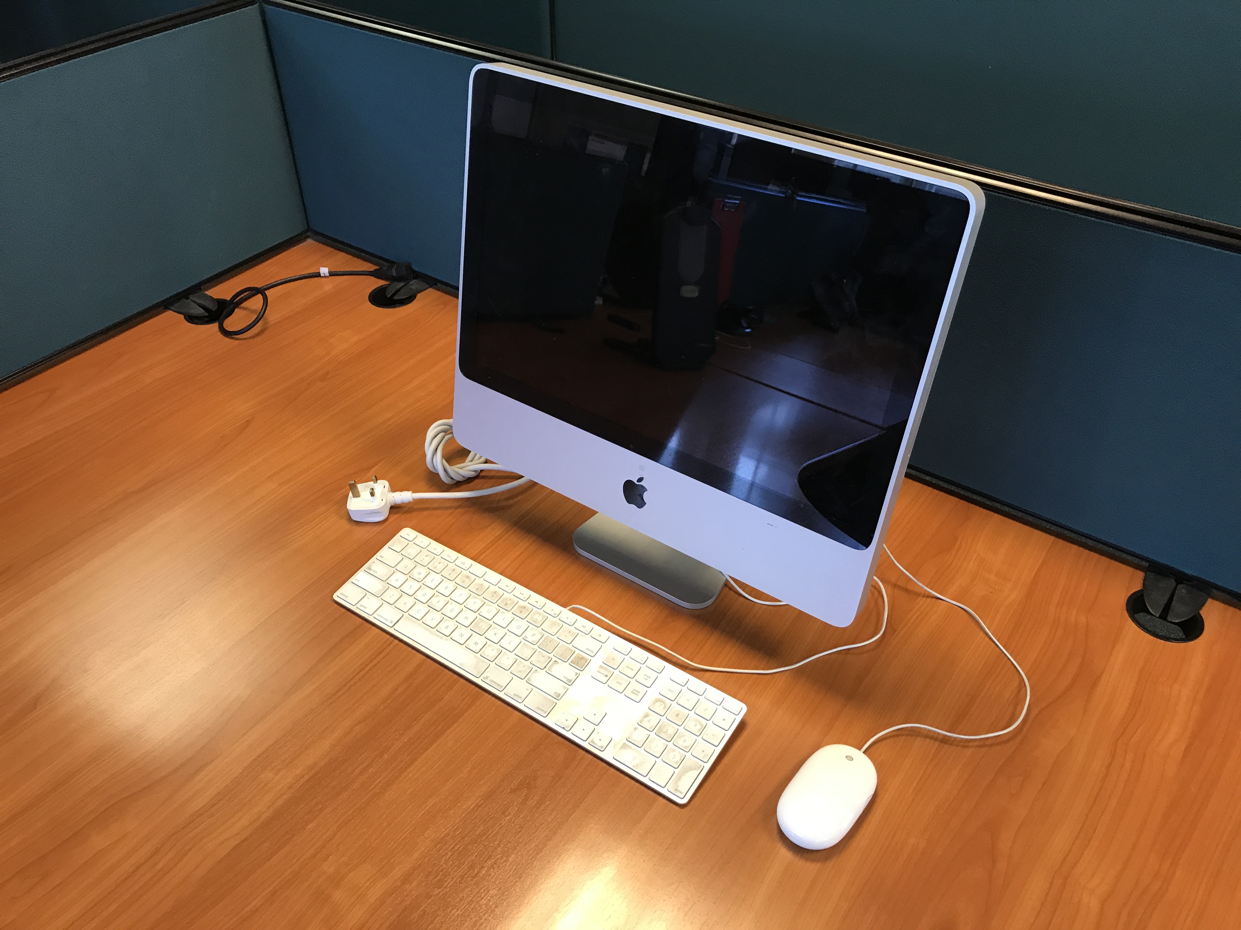 Apple iMac G5 Computer with Keyboard and Mouse (Please Note: Hard Drive ...