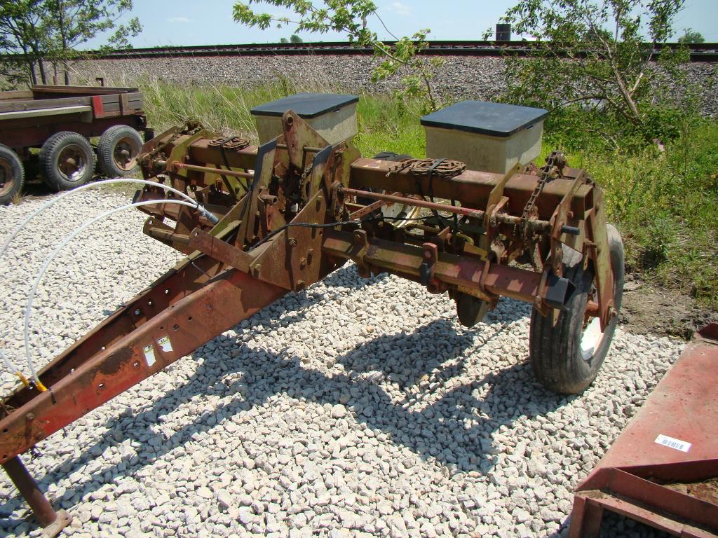 White 2 row air food plot planter 3pt