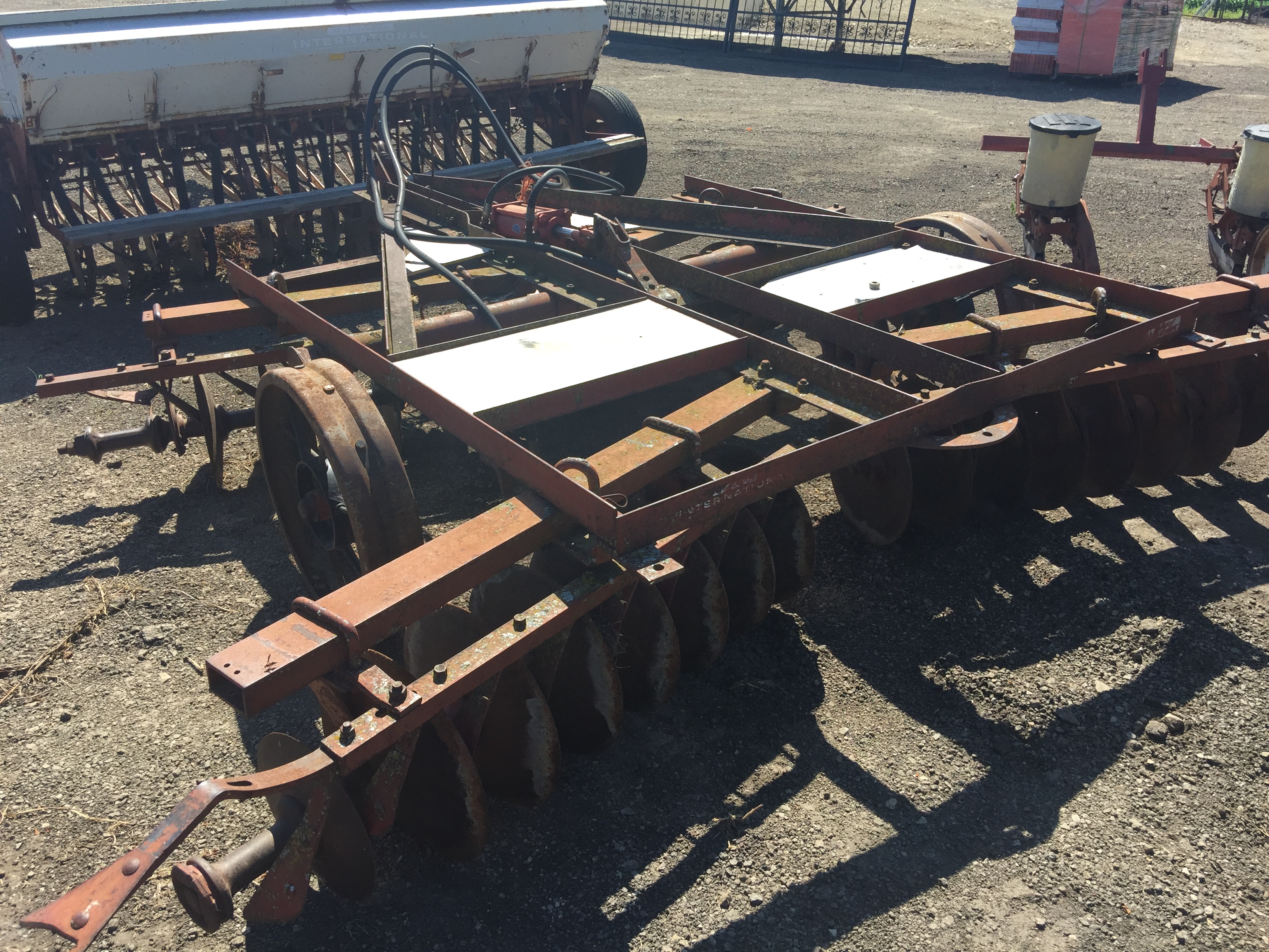 Lot 141 IH #37 10 ft wheel disk