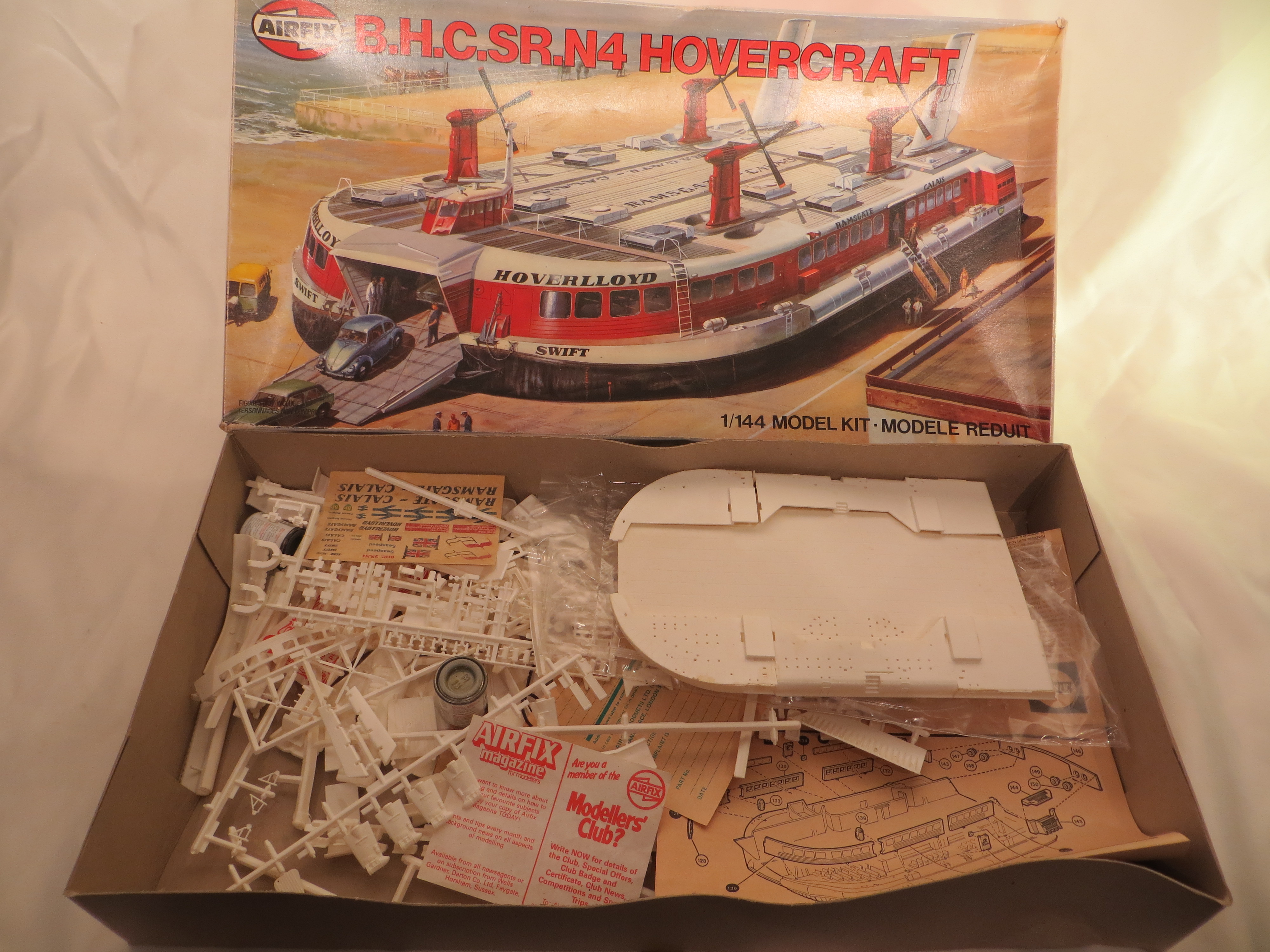 2x Airfix Hovercraft model kits and 1x battery operated hovercraft ...