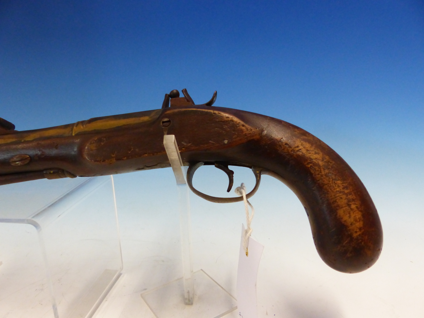 AN ORNAMENTAL FLINTLOCK PISTOL AND RAMROD, THE BRASS BARREL WITH FLICK ...