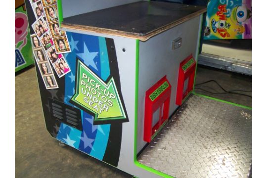 FUN STOP PHOTO'S TEAM PLAY PHOTO BOOTH KIOSK Item is in used condition ...
