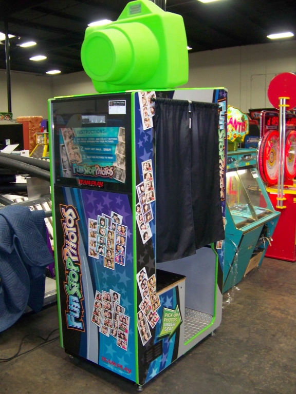 FUN STOP PHOTO'S TEAM PLAY PHOTO BOOTH KIOSK Item is in used condition ...